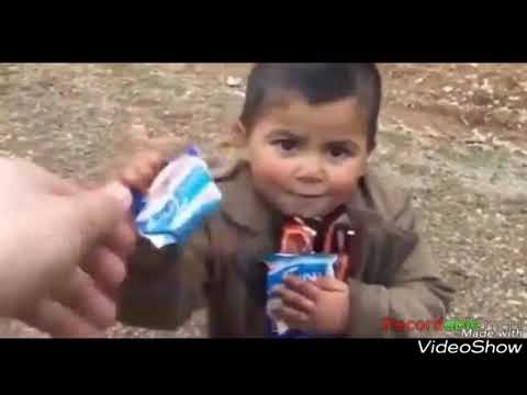 Türk Askerimiz Küçük Çocuga Çikolata Verdi (DUYGUSAL)