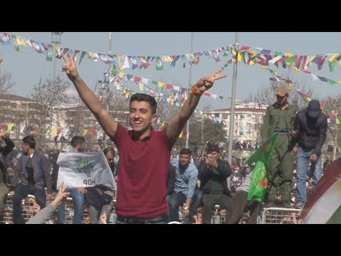 Diyarbakır Newroz kutlamasında buluşan yüz binler 'Buradayız' dedi