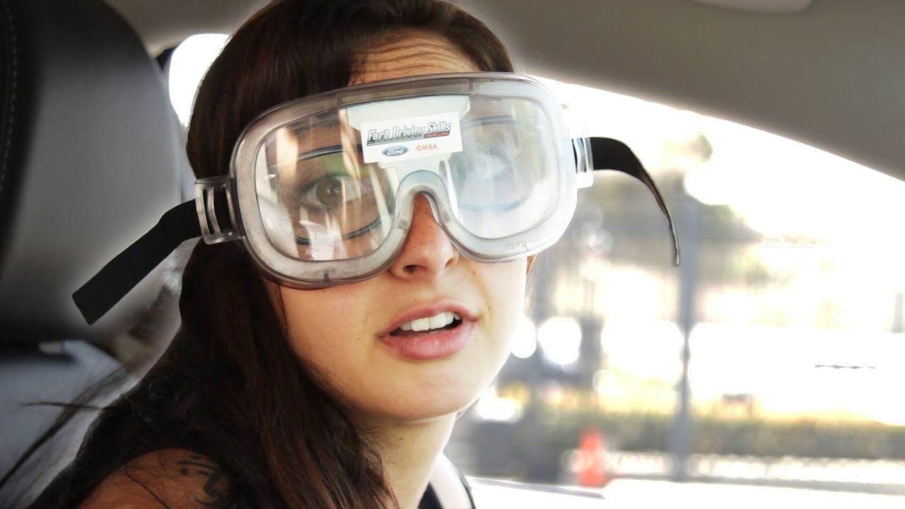 People Try A Drunk Driving Simulator - YouTube