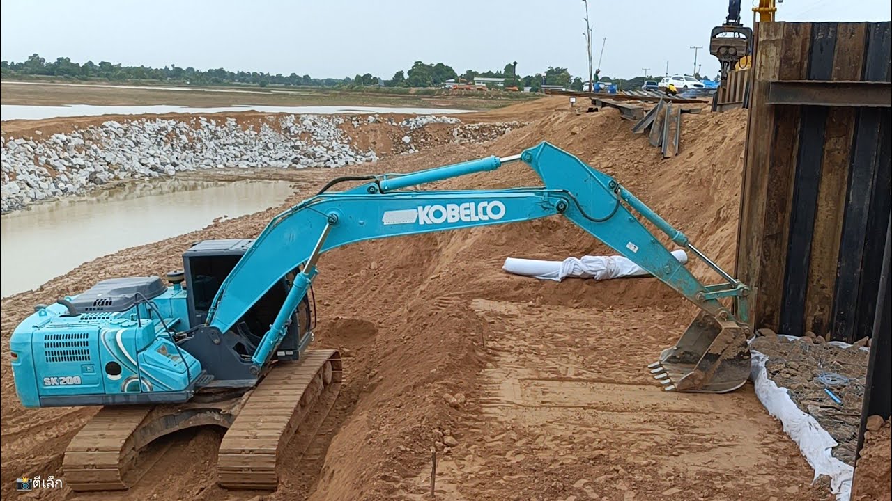 ปรับระดับดินเรียบร้อย หินใหญ่ใส่หน้าฝาย อ่างเก็บน้ำห้วยเชียงคำ - YouTube