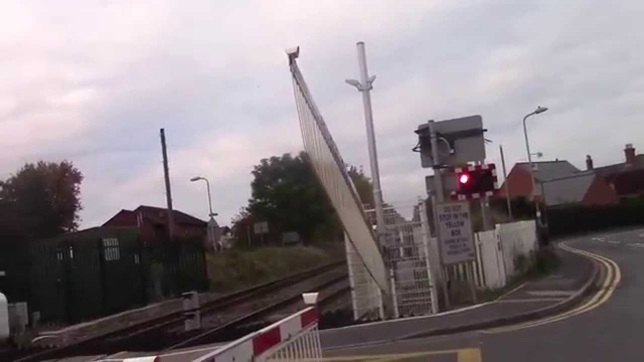 Wem Station Level Crossing Shrops 17.10.15 - YouTube