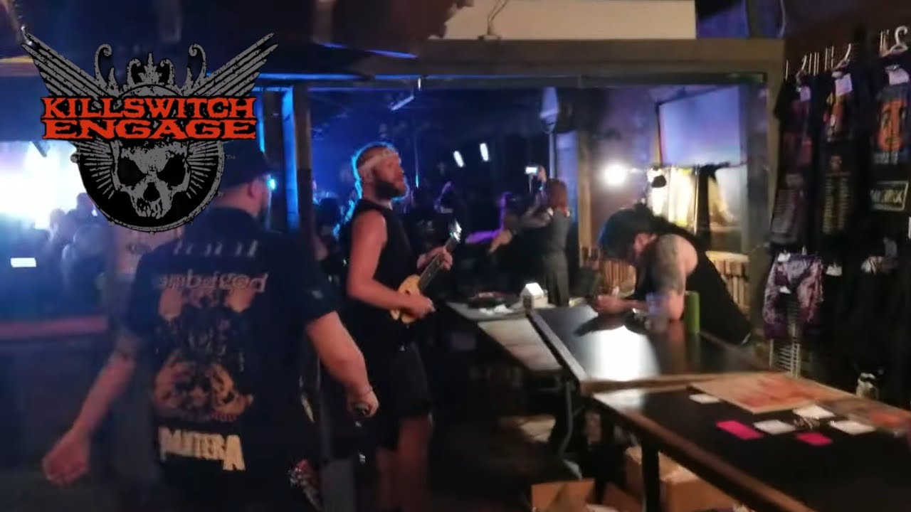 Adam Dutkiewicz from Killswitch Engage just strolling through the venue ...