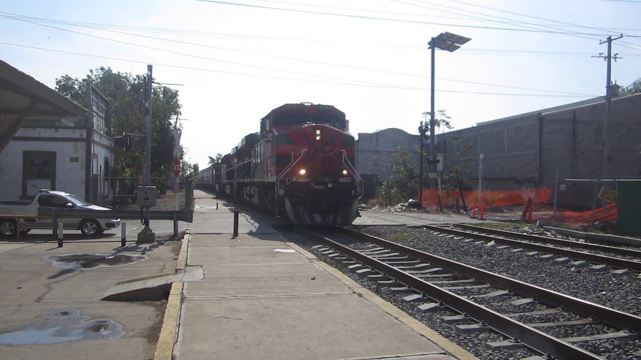 FXE 4646 (ES44AC) FXE 4615 (ES44AC) y BNSF 5489 (C44-9W) rumbo norte pasando León, Guanajuato ...