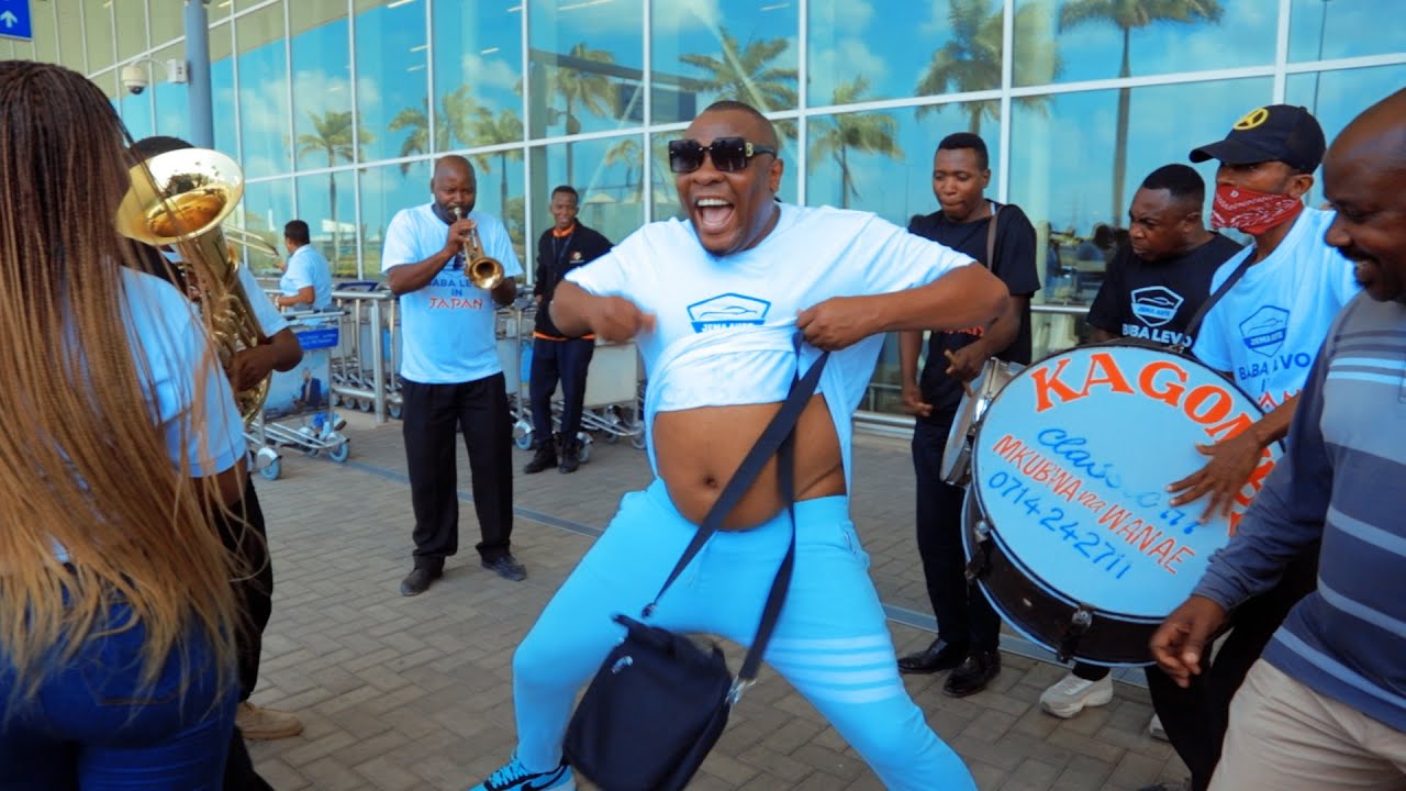 UTAVUNJA MBAVU:BABA LEVO BILA AIBU AVUA NGUO AIRPORT NA KUCHEZA KIGOMA ...