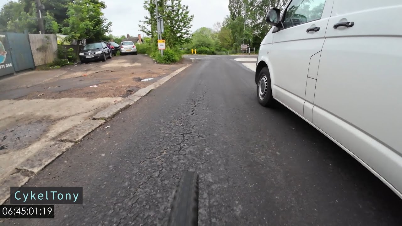 BJ62 VGE - Close pass approaching junction - YouTube