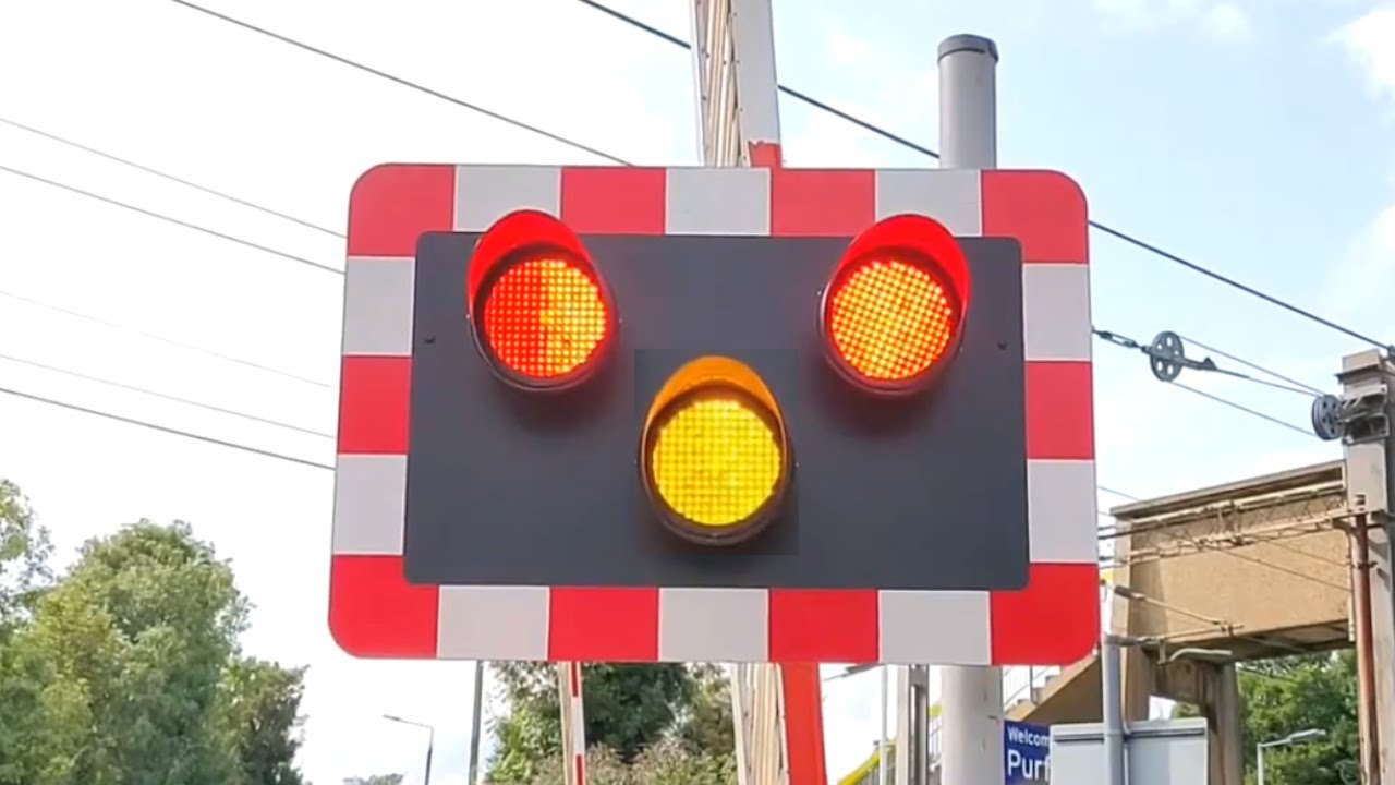 Purfleet Level Crossing, Essex - YouTube