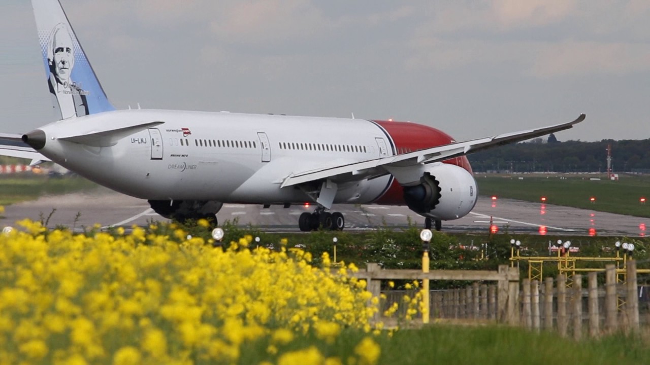 Double Boeing 787 Dreamliner Action - London Gatwick - YouTube