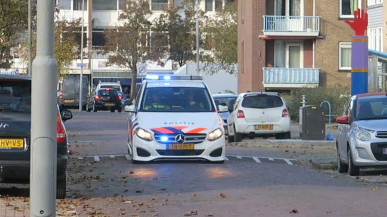 [Code 3] Dutch emergency vehicles responding with lights & sirens - YouTube
