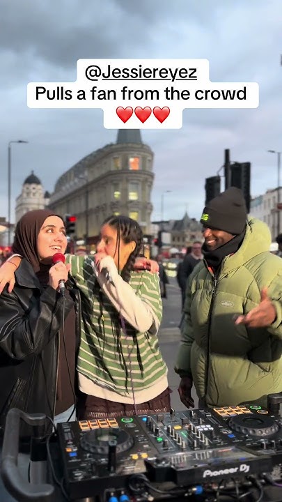 Jessie Reyez Pulls Up To King Cross (5) - YouTube