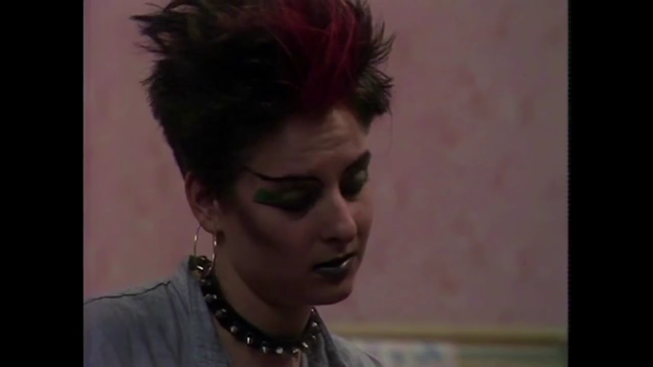 Princess Sharon helps Mary the punk - Classic Eastenders - YouTube