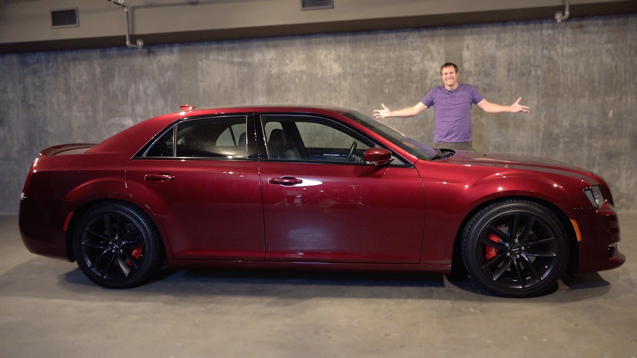 The 2023 Chrysler 300C Is the End of the V8 Sedan - YouTube