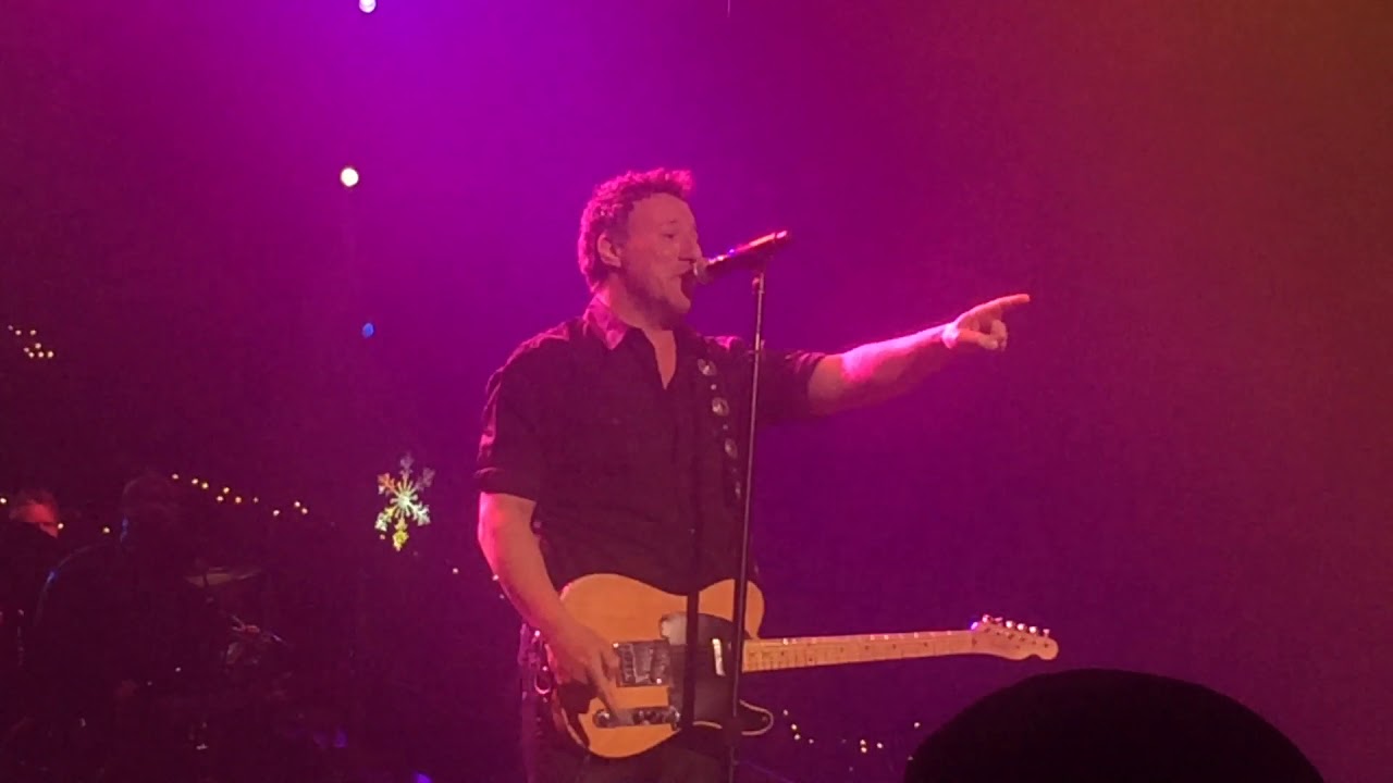Live: Merry Christmas from Bruce Springsteen: " Born To Run" - YouTube