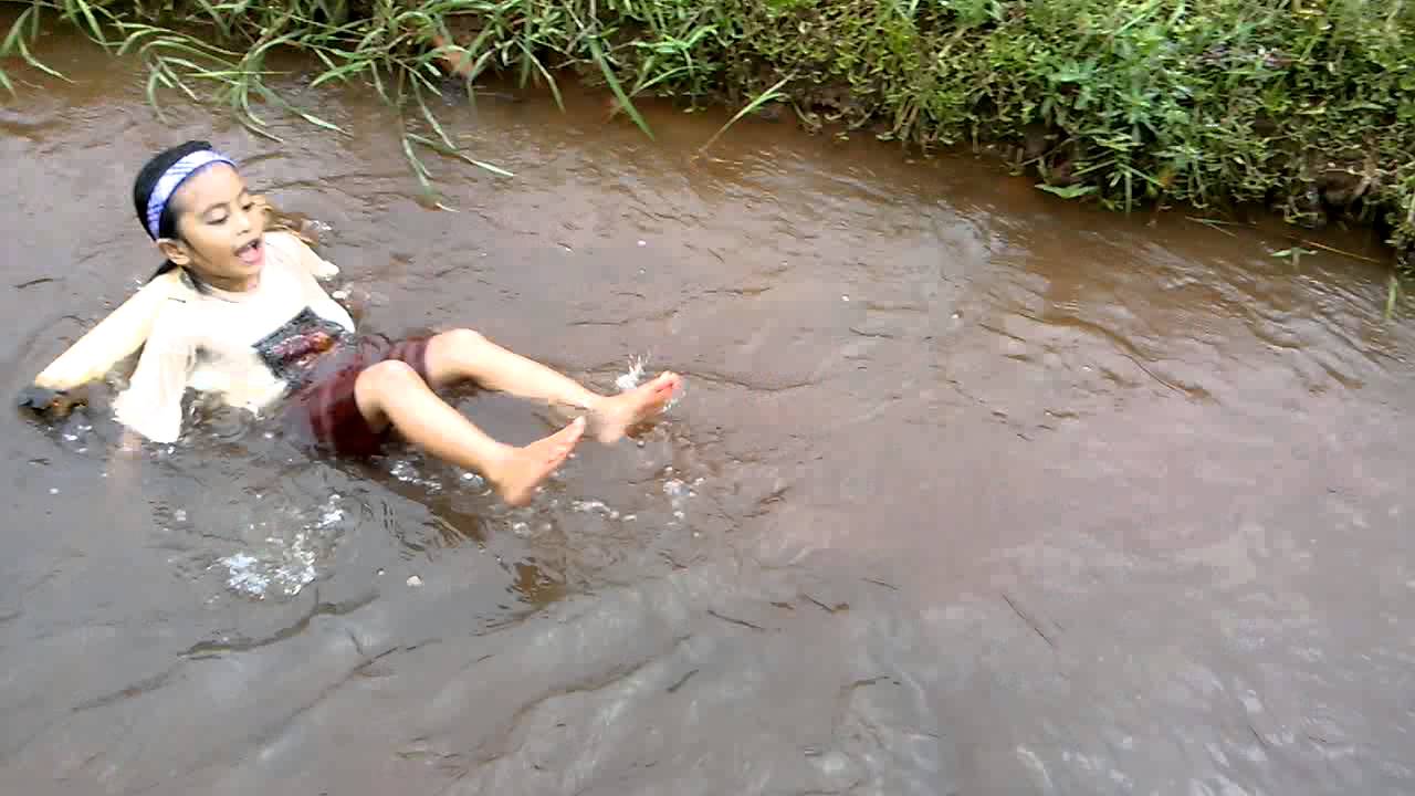 main di kali deket rumah teman - YouTube