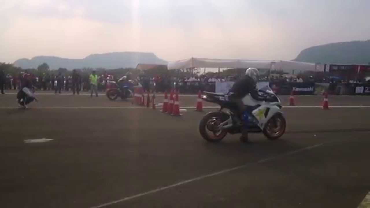 Drag race between Yamaha R1 and Suzuki GSXR1000 : DeltaRiders - YouTube