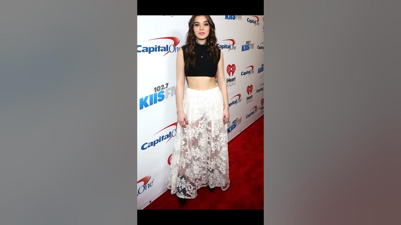 Hailee Steinfeld Shows Off Her Belly Button And Midriff Youtube