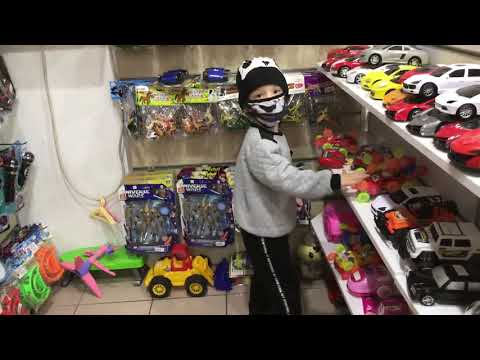 Arkadaşım Ayaz oyuncakçıda dolaşıyor..Robota dönüşen araba aldik çok güzel ☺️