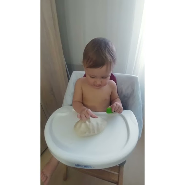 Юный пекарь))) - YouTube