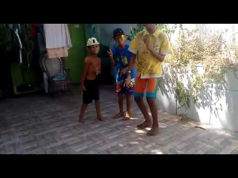 Tres doidinhos dancando funk