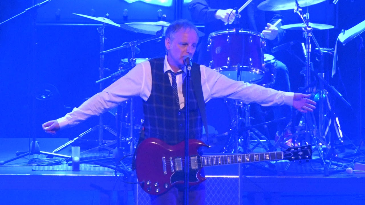 S'ajorna al maig el concert dels Pets al Camp de Mart - YouTube