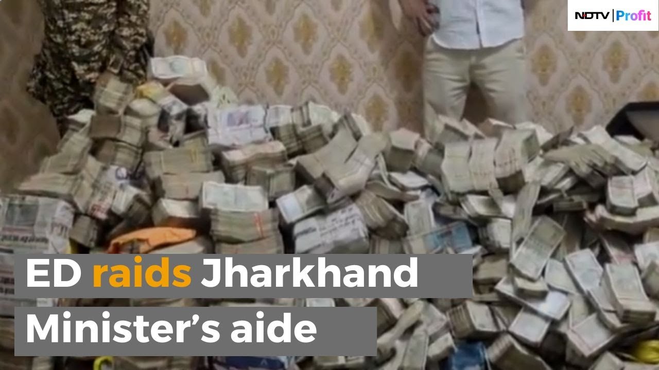 WATCH: Mountain Of Cash Recovered By ED In Raid On House Help Of ...
