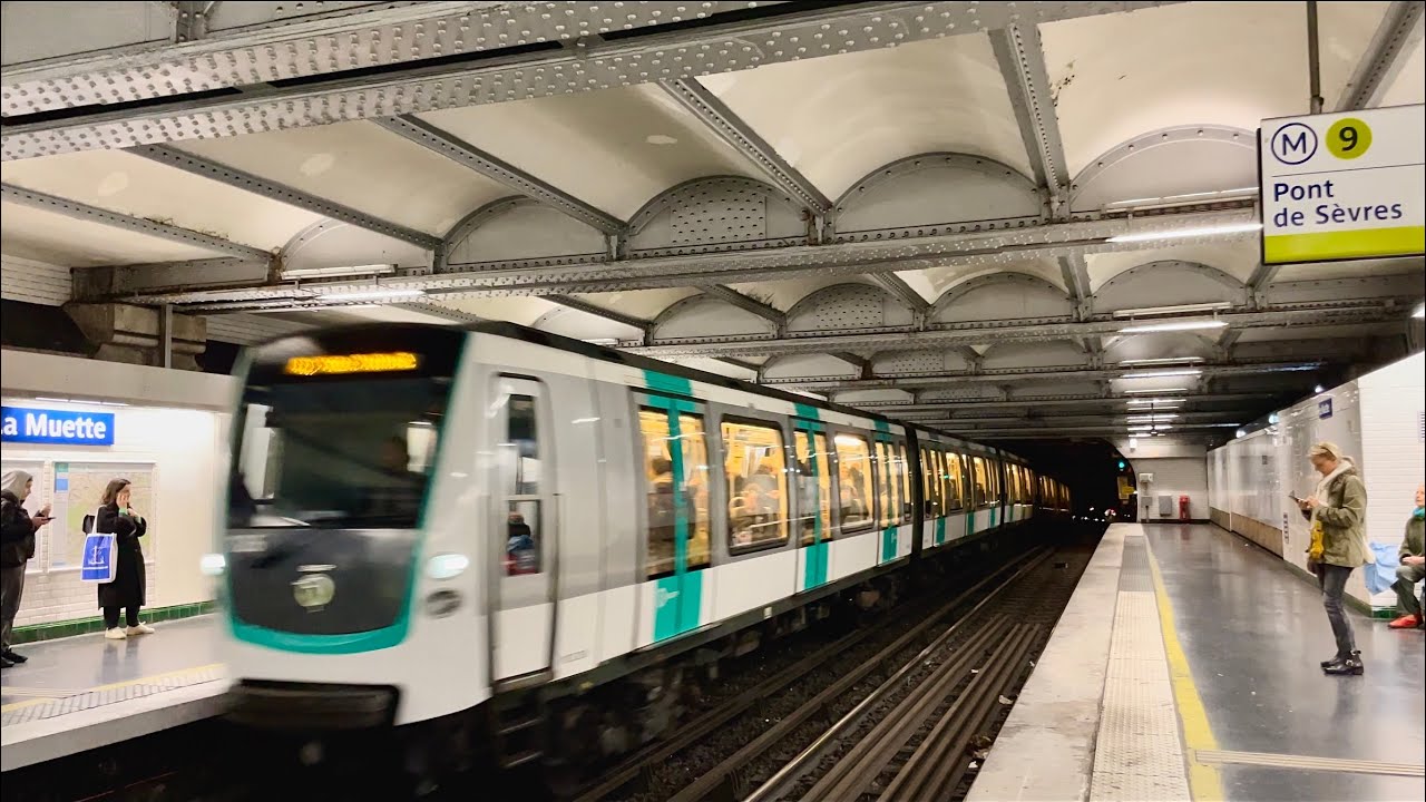 Paris Metro line 9 full arrival and departure at La Muette station ...