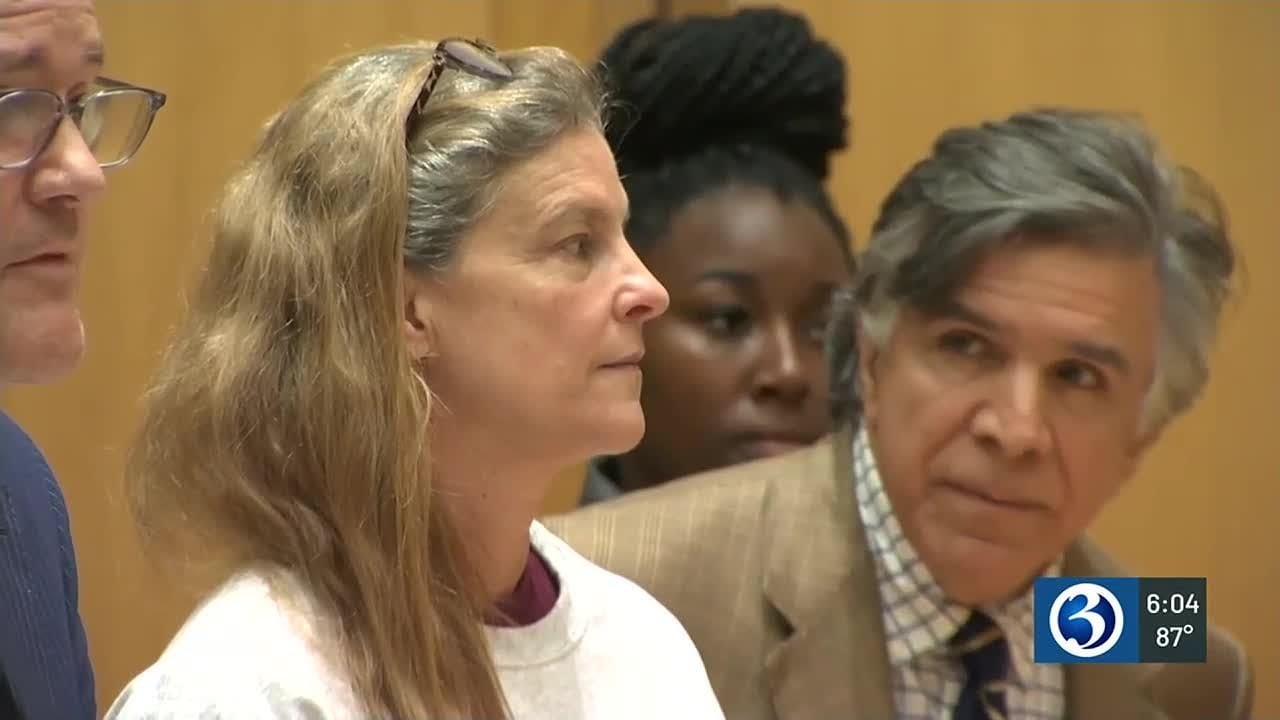 Michelle Troconis returns to court on contempt charge - YouTube