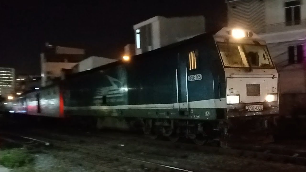 D20E-005 #SE5 with public carriage B railcar departing Nha Trang ...