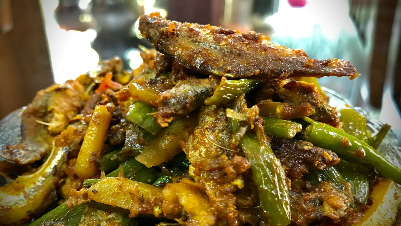 Puti Mach er Chorchori Peyajkoli Diye || Bengali traditional food ...