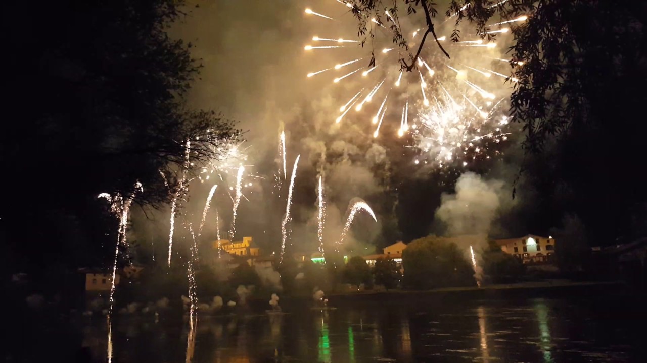 Feu d'Artifice de Pont Du Chateau (2017) - YouTube