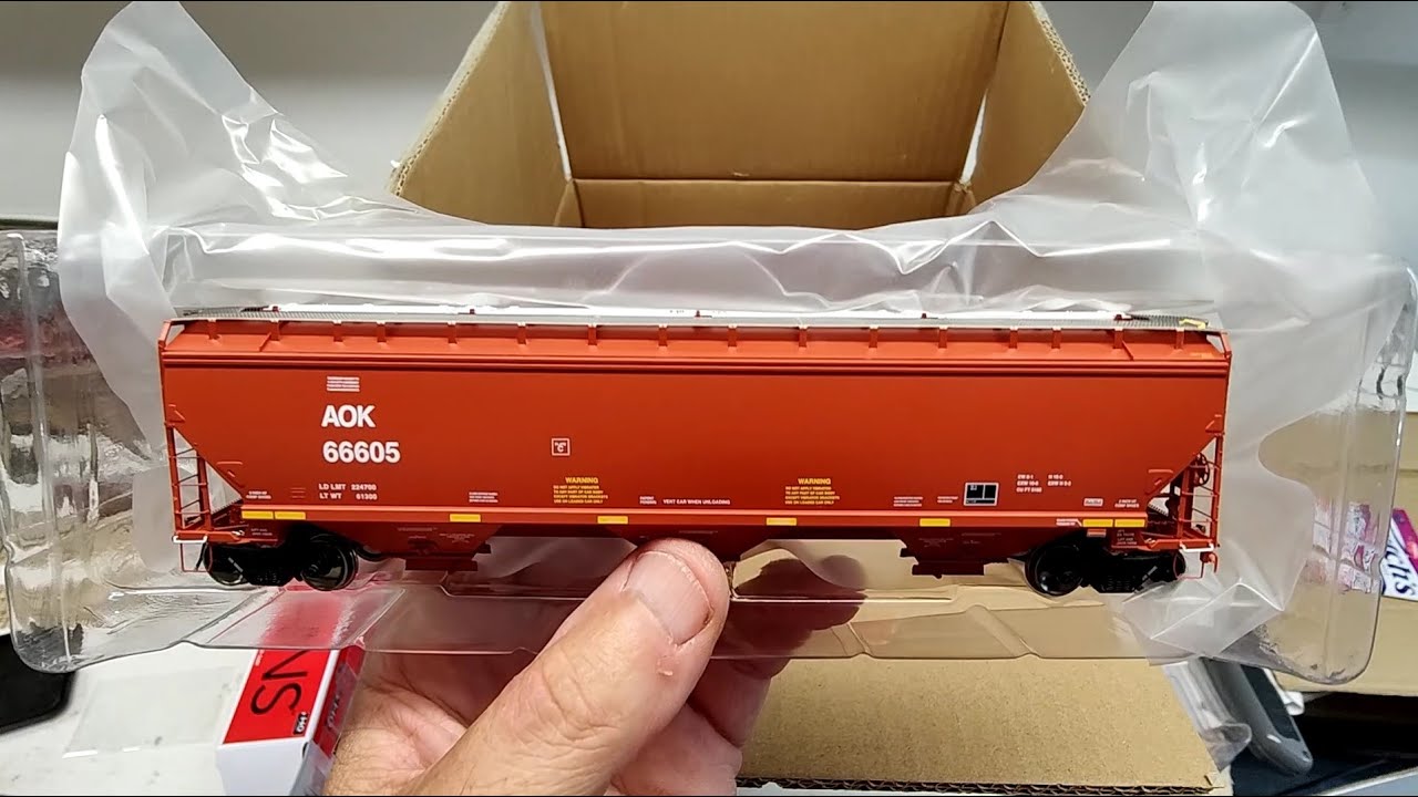 ScaleTrains 5188 Covered Hopper Review. Model Train Layout Ops ...