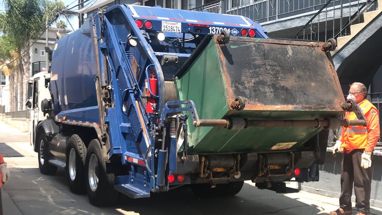 City of Long Beach New Way Rear Loader Garbage Truck Slammin’ Dumpsters ...