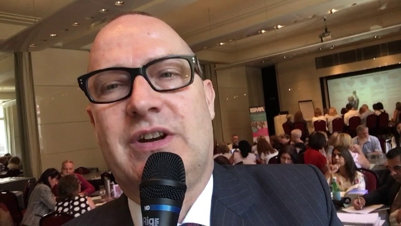How to control a noisy crowd - Jeremy Nicholas - YouTube