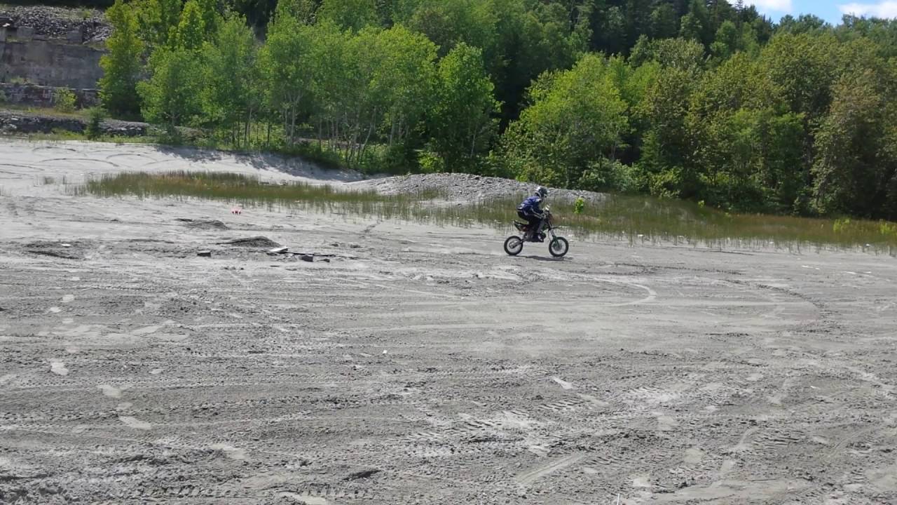 Ryan hitting a couple jumps and Jenn putting along hahaha - YouTube