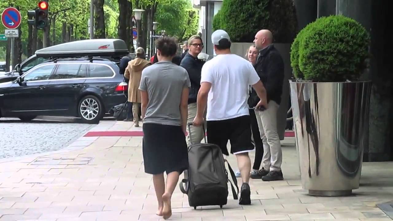 Louis Tomlinson barefoot - YouTube