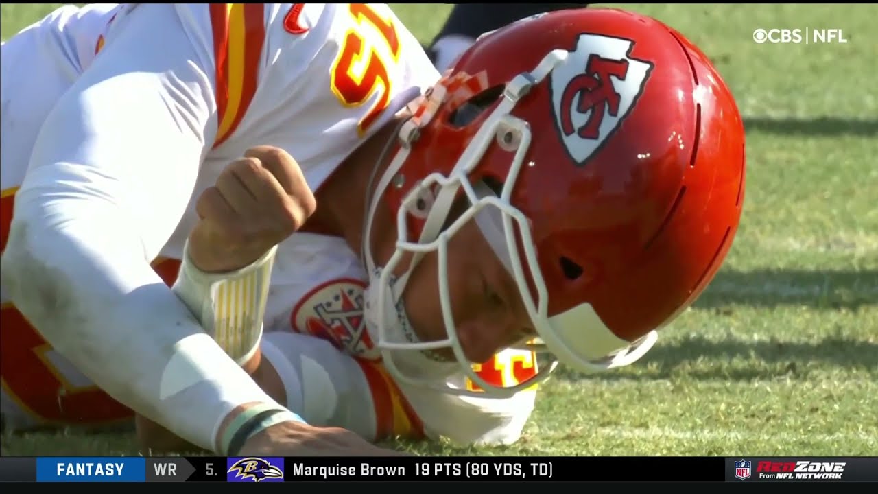 Patrick Mahomes Head/Neck Injury 😬 | Titans vs Chiefs - YouTube