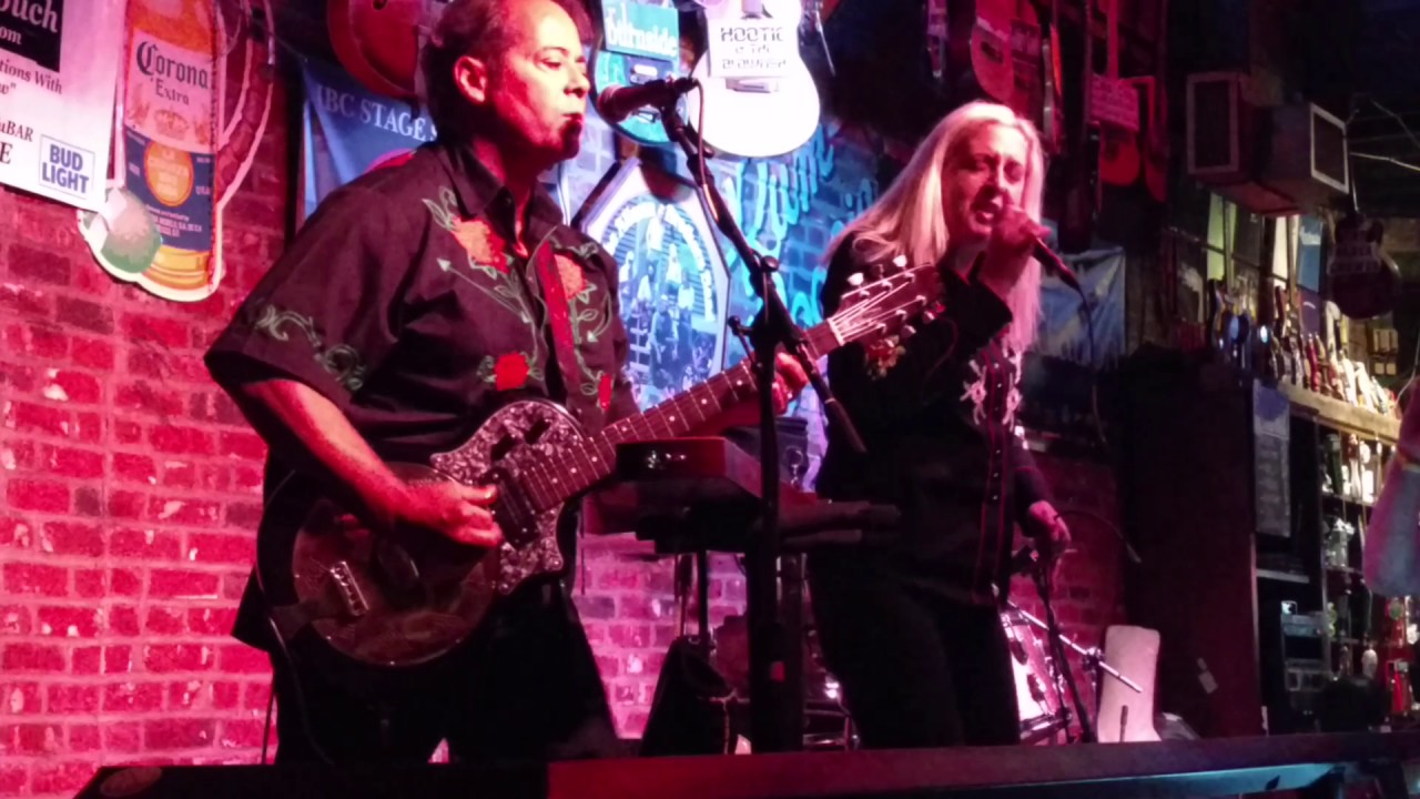 Long Tall Deb & Colin John at the VizzTone Showcase! - YouTube