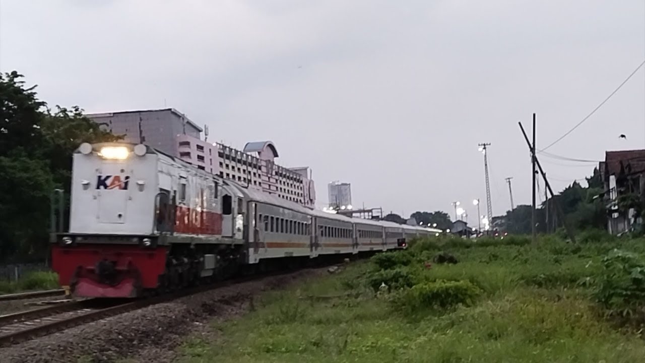 Mempesona..!!! Kereta Api Yang Sedang Melakukan Manuver - YouTube