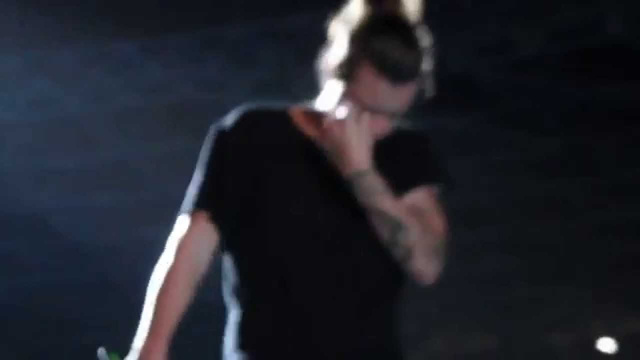 Harry Cries On Stage After Zayn leaves One Direction - YouTube