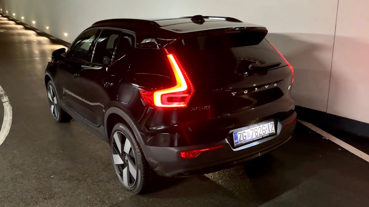VOLVO XC40 2023 (FACELIFT) - night drive in the city (Recharge Twin ...
