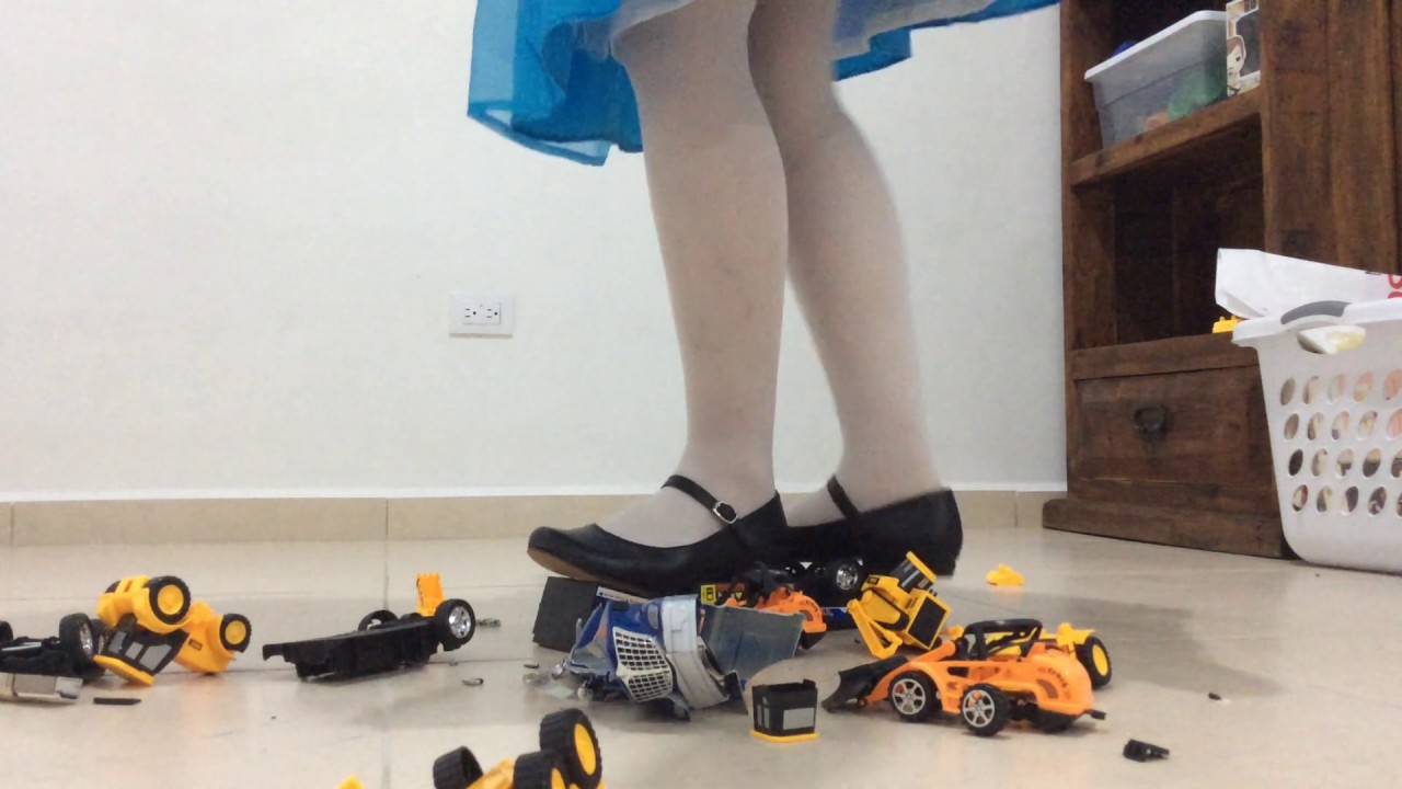 Crushing toys by Giant Alice - YouTube