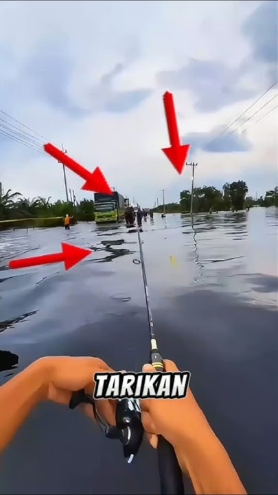 LIHAT GUYS MANCING IKAN DI JALAN YANG BANJIR ‼️ #shorts #fishing #mancing - YouTube