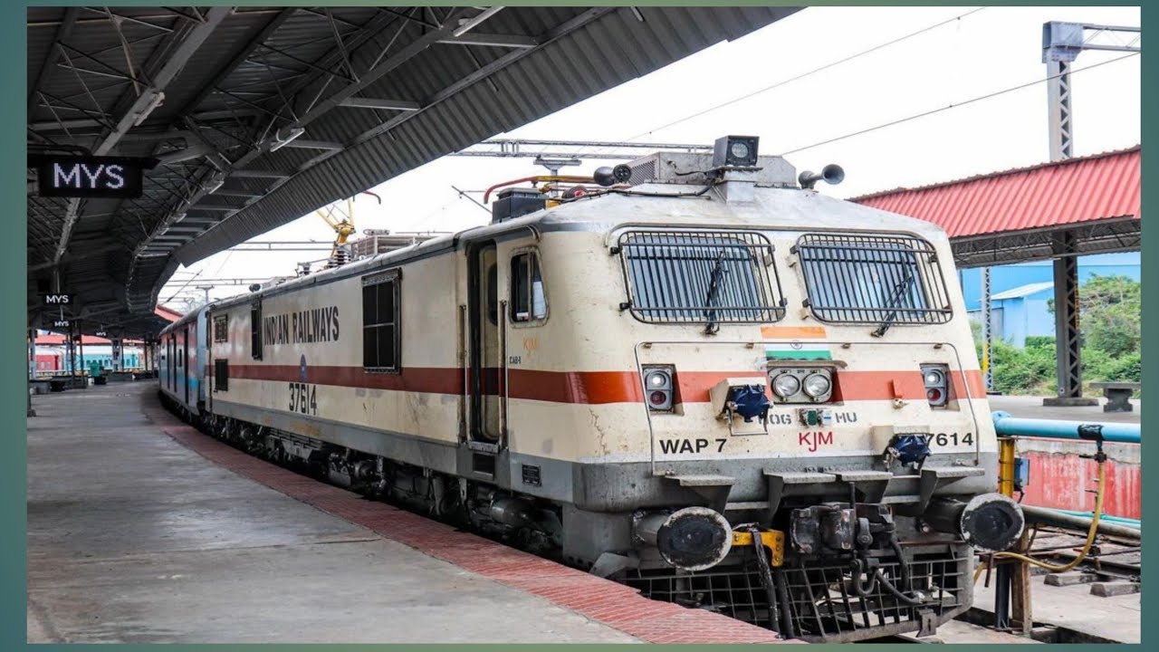 22943 Daund Indore SF Express Arriving - Indian Railways - YouTube