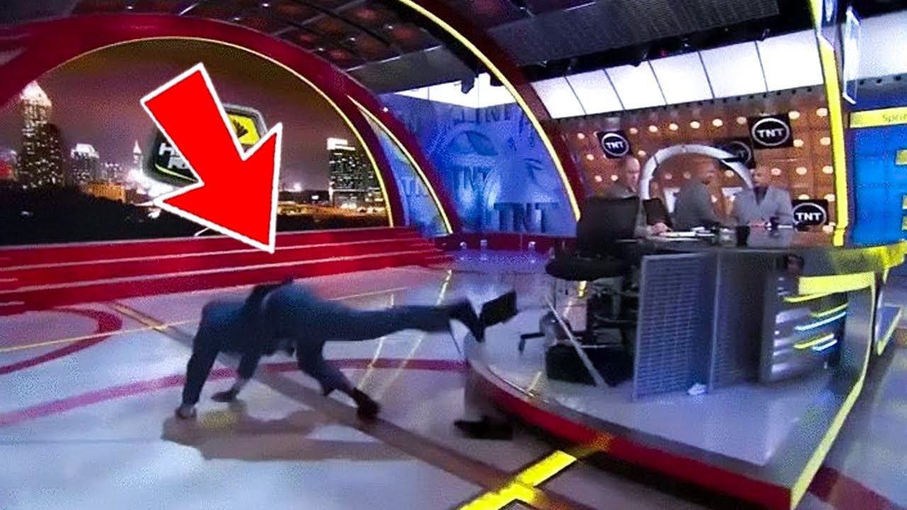 8 EMBARRASSING MOMENTS CAUGHT ON LIVE TV - YouTube