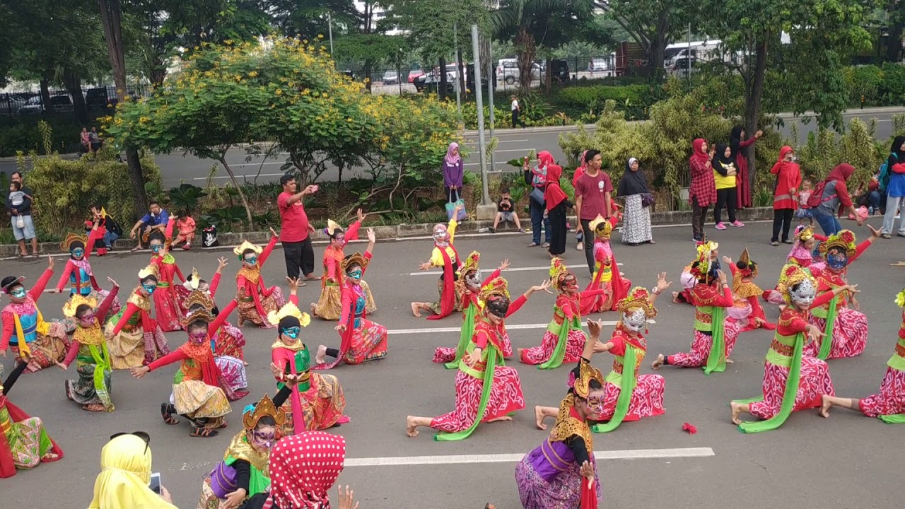 Tari massal Ronggeng menor 1500 penari @sumarecon bekasi - YouTube