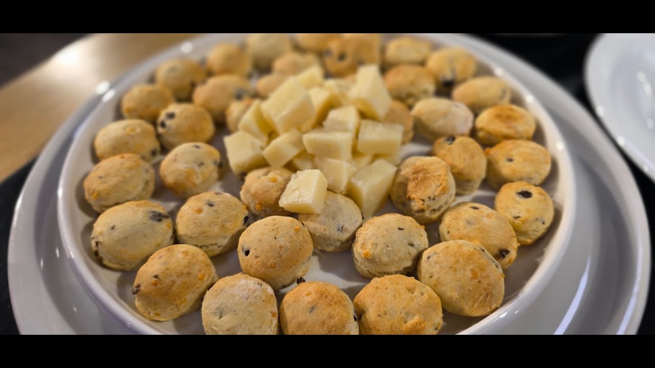 Tavë tradicionale me patate, kopsa te kripura me djathë dhe oshmarë ...