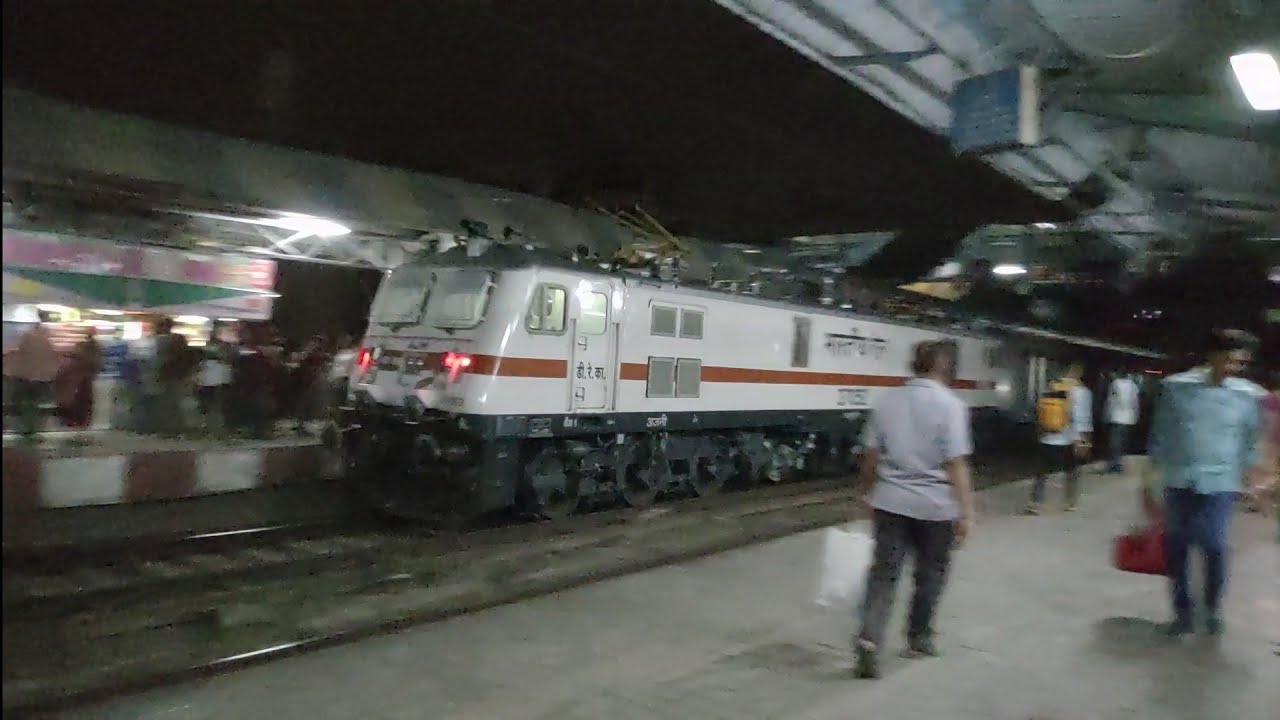 12240 Horses Push-Pull Aggression : WAP-7+WAP-7 Pune-Mumbai Intercity ...