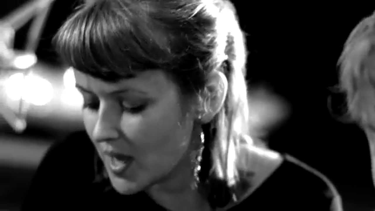 Wouter Hamel & Penny Police - Traveling Alone (live) - YouTube