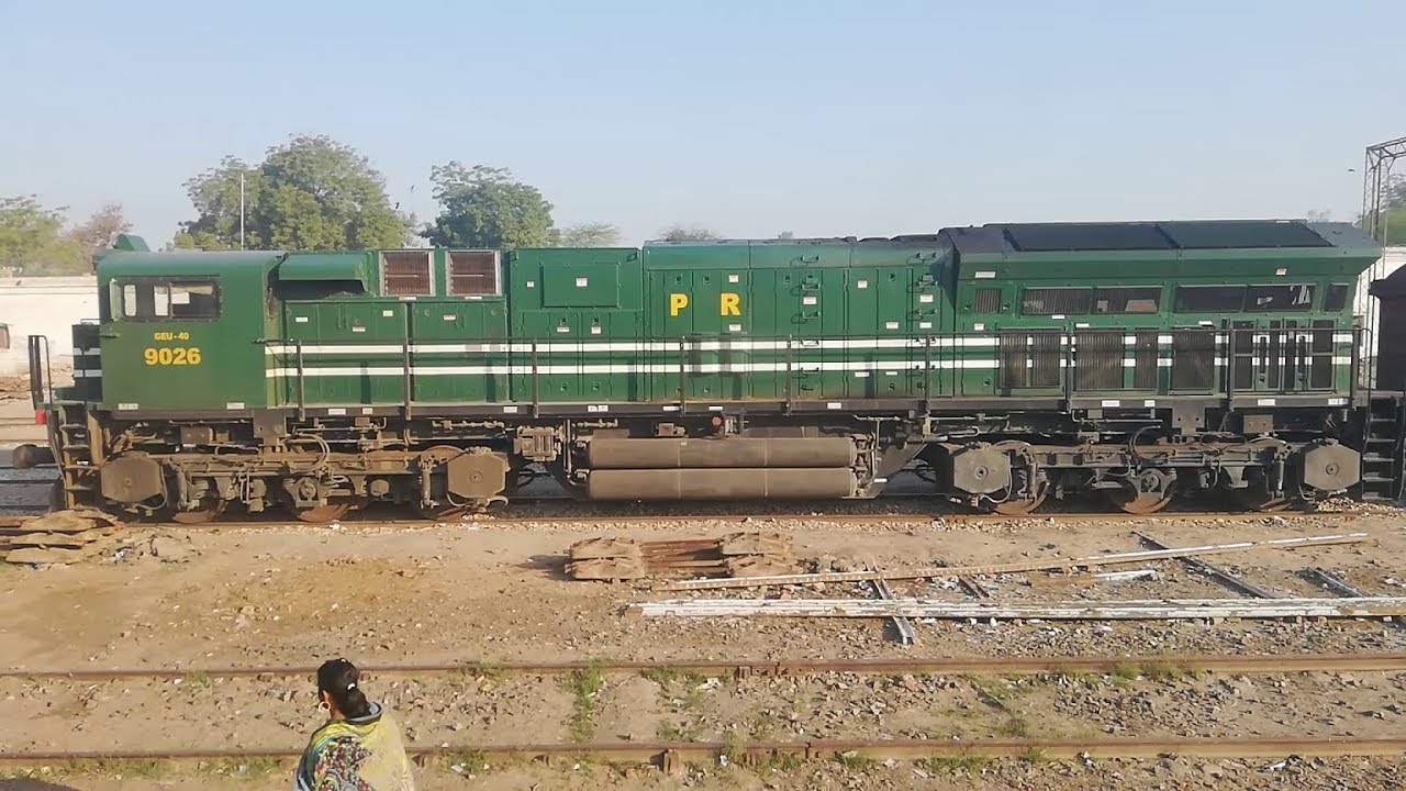 Biggest GEU 40 Locomotive With a heavy Load Arriving Khanewal Statioin ...