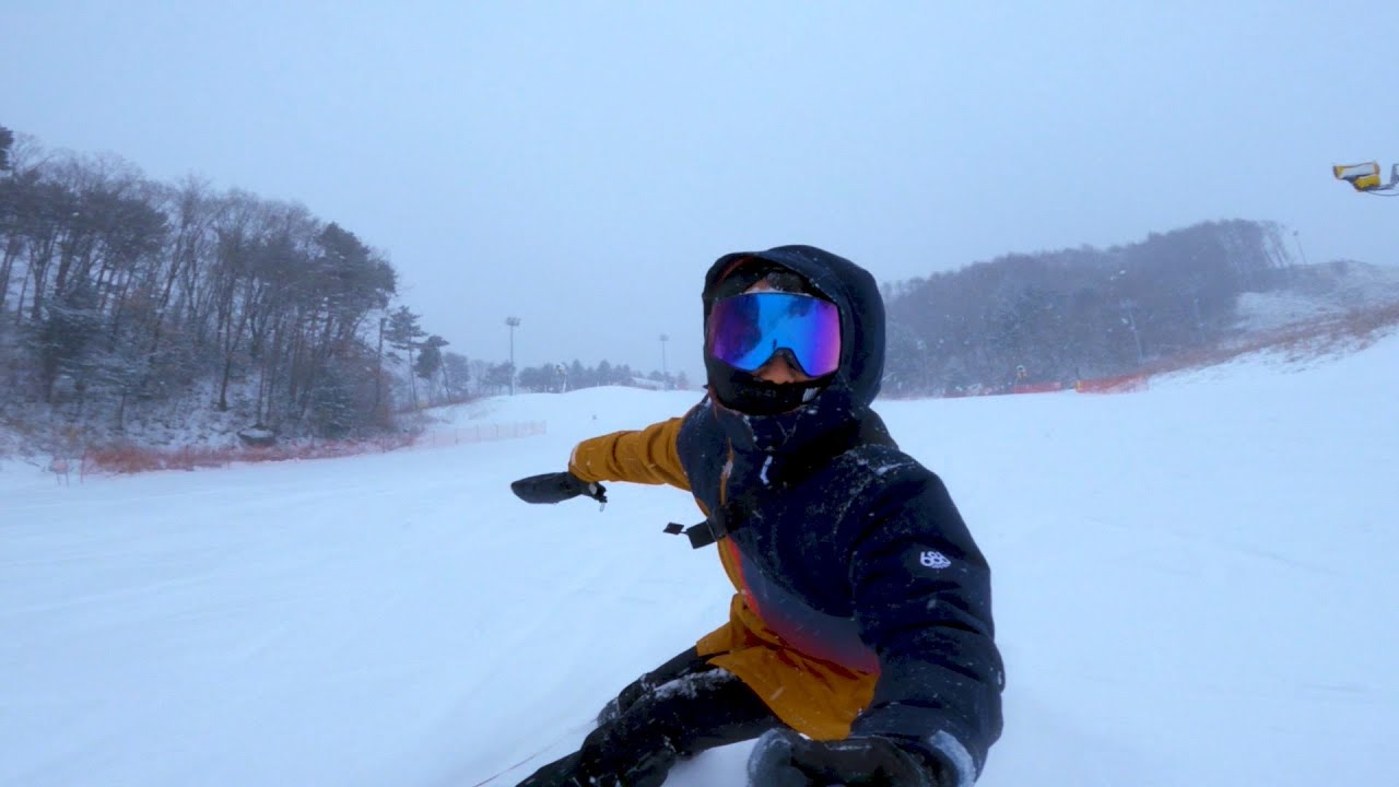 GoPro Hero 9 Snowboarding Handhelded Self Filming - YouTube