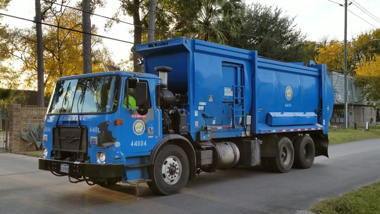 Autocar McNeilus autoreach 44004 - YouTube